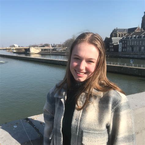 Anna De Vries Medewerkster Sales De Bijenkorf Linkedin