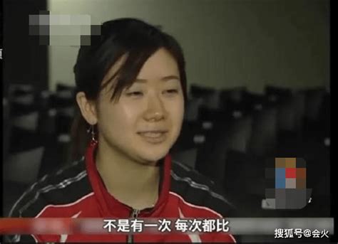 福原爱纯正东北话鼓励刘诗雯，法令纹突出略显疲惫，脸部小了一圈比赛