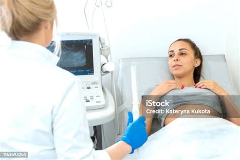산부인과 의사는 초음파 기계를 설정하고 연구가 어떻게 수행 될 것인지 환자에게 설명합니다 골반 장기의 초음파 건강 검진에 대한 스톡 사진 및 기타 이미지 Istock