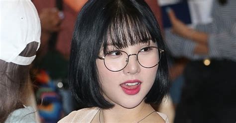 포토 여자친구 은하 안경착용으로 어려 보이는 외모