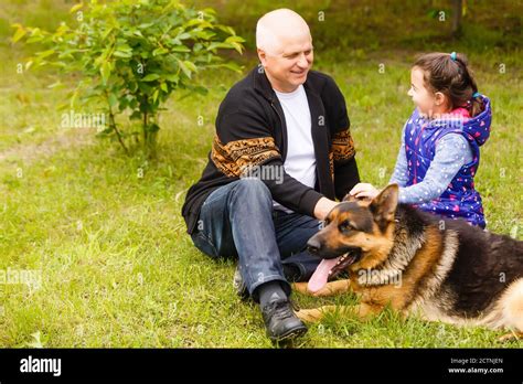 Nonno E Nipote Con Cane Immagini E Fotografie Stock Ad Alta Risoluzione Alamy