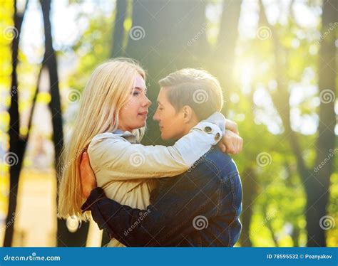 Giovani Coppie Che Abbracciano E Che Flirtano Nel Parco Baciando In