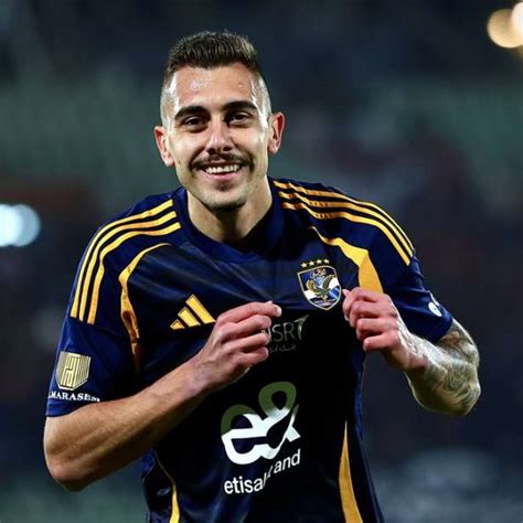 Častijo Ga Milijoni Navijačev Kar Je Gradišar Naredil Na Prvih Dveh Tekmah Je Obnorelo Državo