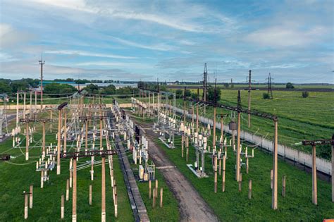 고전압을 분배하는 변압기 절연체 및 스위치가 있는 변전소 0명에 대한 스톡 사진 및 기타 이미지 0명 강철 고압 전류