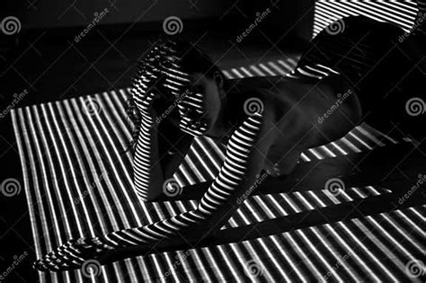 Retrato De Una Mujer Sensual Desnuda Con Rayas De Sombras Y Luz En Su