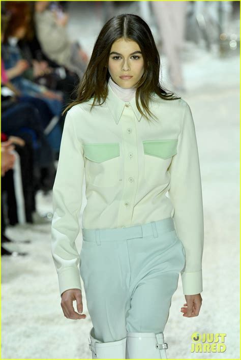 Calvin Klein Models Walk On Popcorn For Nyfw Show Photo 4032748
