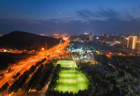 山东枣庄：夜色美 健身忙 人民图片网