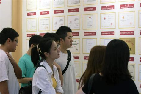 法学与公共管理学院