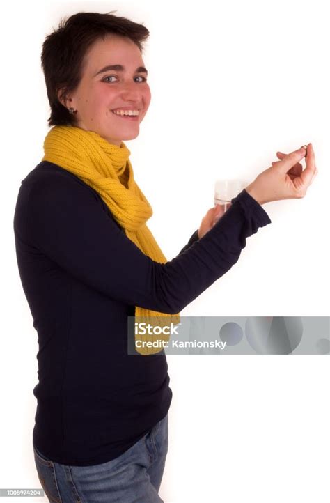 짧은 머리 빨간 탑 노란 스카프 다른 포즈 흰색 바탕에 파란색 청바지와 젊은 성인 여자와 다양 한 표정 격리 하지 20 29세에