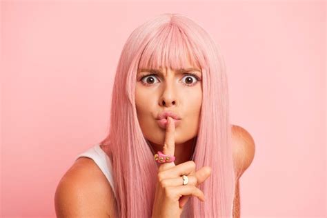 Encantadora Chica Con Cabello Rosado Advierte De Algo Sosteniendo El Dedo En Sus Labios Posando