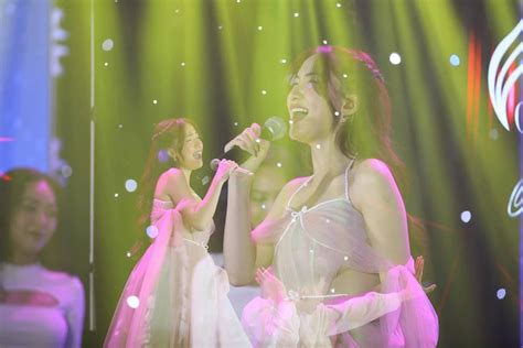 Nửa đêm Hòa Minzy đăng đàn cầu xin khán giả ngừng đăng clip lộ sự cố trang phục Saobiz vn