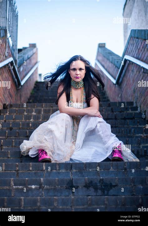 Dark Hair Goth Fotos Und Bildmaterial In Hoher Auflösung Alamy