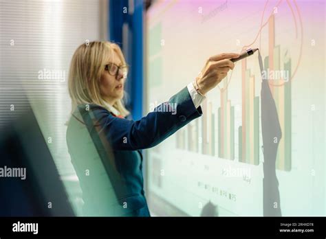Well Dressed Professor Giving A Lecture To Her Students About Graphs And Charts Stock Photo Alamy