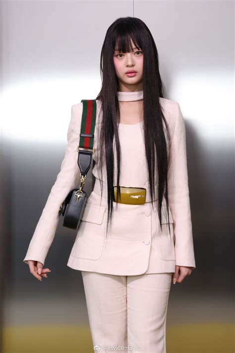 今日米兰时装周上的亚洲女明星生图 中国歌手李宇春 New
