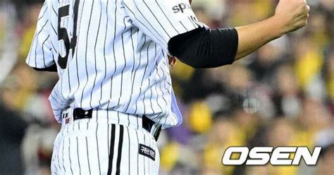 사진 유영찬 주먹 불끈