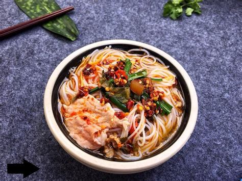 過橋米線怎麼樣？不如來一碗色、香、味、形俱全的小鍋米線 每日頭條