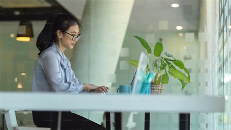 유리 벽 사무실 방에서 사무실 책상에 사무용품을 가지고 일하는 사업가의 측면 모습 사진 Unsplash의 태국 이미지