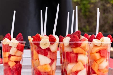 Deliciosa Ensalada De Frutas En Vasos De Plástico