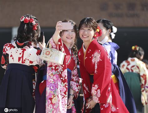 日本九州大学举行毕业典礼 和服女学生拍毕业照