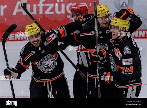 Frankfurt, Deutschland. 26th Dec, 2024. Carter Rowney (L?wen Frankfurt #17) erzielte in der ...