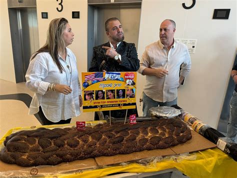 הוריה של אגם ברגר חגגו את השבת הראשונה עם בתם לאחר השחרור