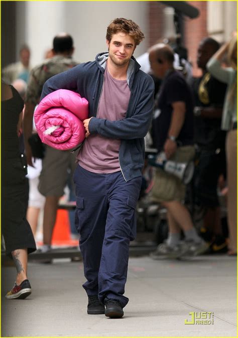 Robert Pattinson Pink Blanket Bundle Photo 220281 Photo Gallery Just Jared Jr