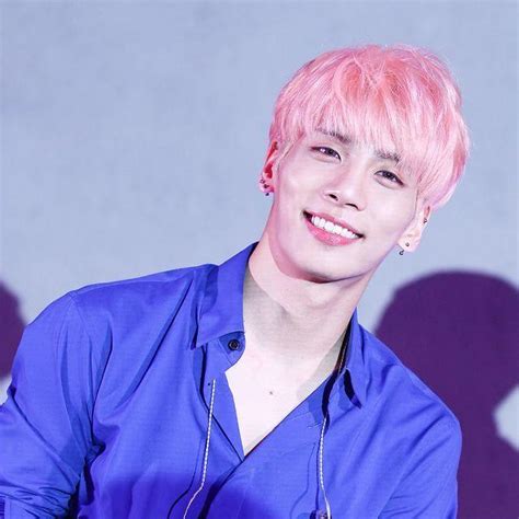 Shinee 成员钟铉去世：完美的偶像人设和残酷的韩流工业