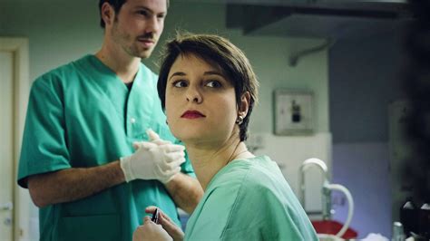 Danitza Athanassiadis De La Série Unité 42 Nous Parle De Son Handicap Dans Cest Pas Du