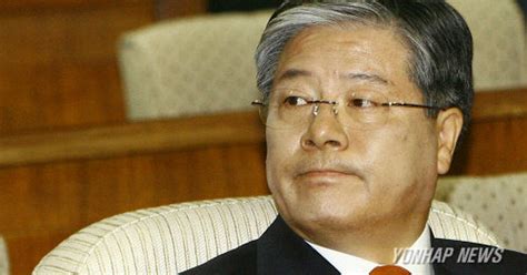 입꽉다문 김성호 국정원장내정자