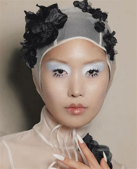 The 14 Best Beauty Trends From The Spring 2025 Runways
