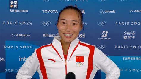 郑钦文落后时看向了国旗手机新浪网