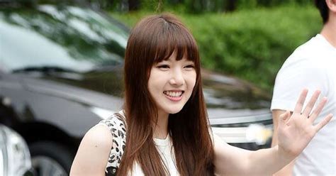 사진 여자친구 예린사랑스러운 미소로 손인사