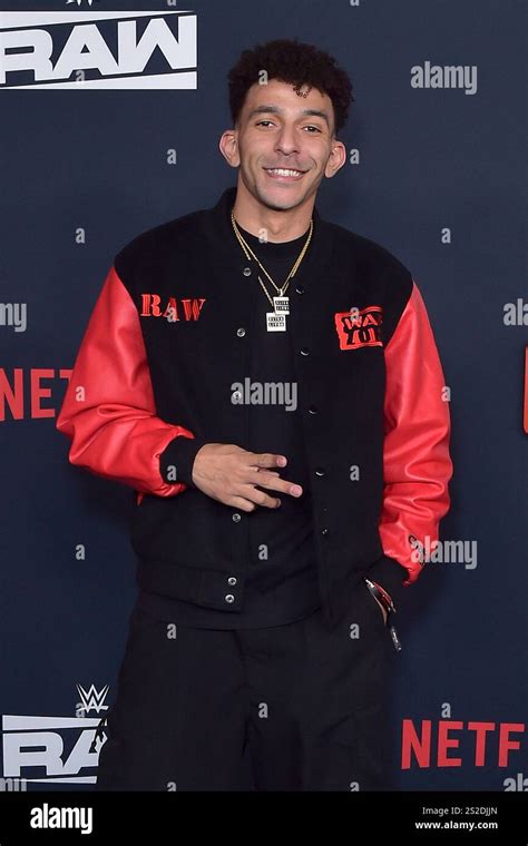 Khleo Thomas Bei Der Premiere Der Wrestling Show Wwe Monday Night Raw