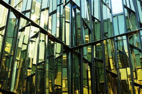 Centro De Negocios Moderno Con Grandes Ventanales De Cristal Día De Verano Foto Premium