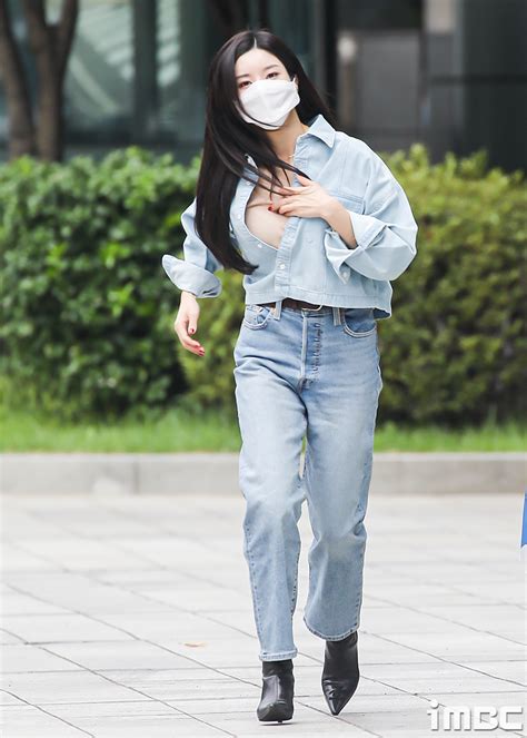 움짤 권은비 청청 착시 패션으로 초토화