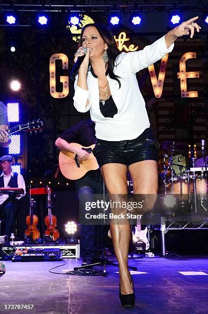 Sara Evans Singer Photos And Premium High Res Pictures Getty Images