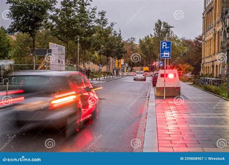 Paesaggio Di Una Piccola Strada A Lipsia Con Poche Auto E Segnaletica Della Sera Fotografia