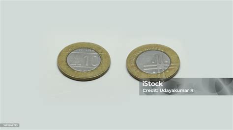 Alte Indische Rupie Zehn Rupien Kreuzsymbol Münzen Auf Weißem Hintergrund Stockfoto Und Mehr