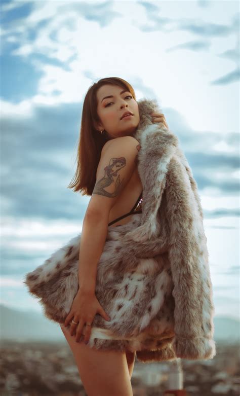 무료 이미지 여자 피부 구름 어깨 하늘 미소 People In Nature 플래시 사진 햇빛 행복 대퇴골 엷은 황갈색 흑발 패션 모델 패션