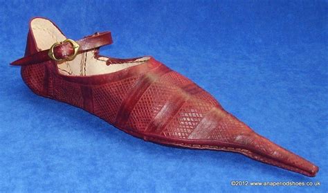 Front Latchet Shoe With Poulaine 1370 1475 Ad Historical Shoes