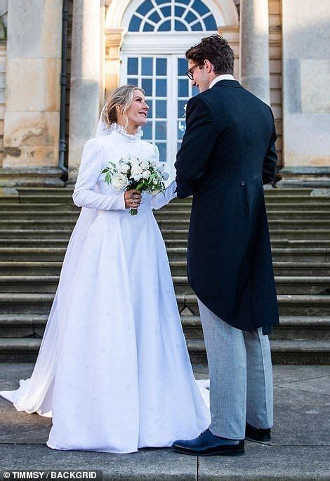 Ellie Goulding S Bridesmaid Shares Sweet Photo Of Her Glam Bridal Team