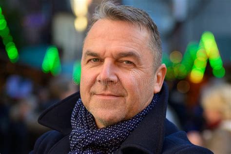 Ernstige Stijlvolle Man Van Middelbare Leeftijd In Winterkleding Stock