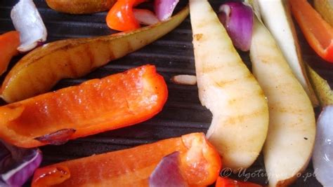 Grilowany Ser Halloumi W Sałatce Z Warzywami Ugotujmytopl