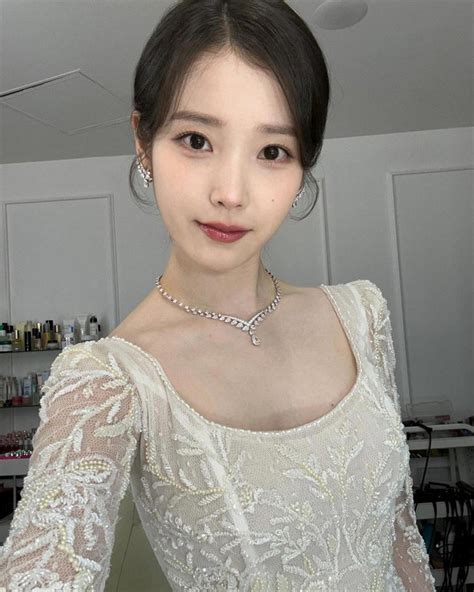 자수 레이스투명 아우라”아이유 봄날 백상→순백 미소의 강렬 반전