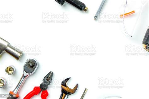 백색 Backgroundflat에 작업 도구 렌치 소켓 렌치 망치 스크루 드라이버 플라이어 전기 드릴 테이프 측정 기계 광장 및 안전 유리의 평면도 건축 개념에 대 한