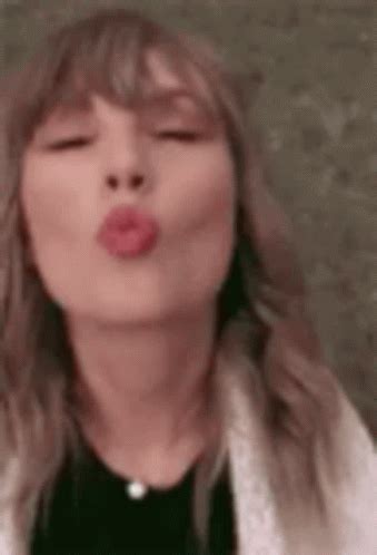 Taylor Swift  Taylor Swift Kisses Discover And Share S