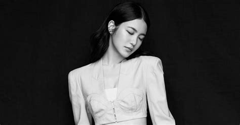 화보] 신예은 우아한 흑백화보 속 아찔한 복근 노출