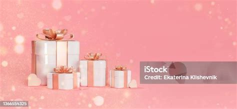 텍스트 발렌타인 데이 컨셉을 위한 홍보 용 제품 디자인을위한 하트와 함께 핑크 배경에 선물 상자의 3d 렌더링 분홍에 대한 스톡 사진 및 기타 이미지 Istock