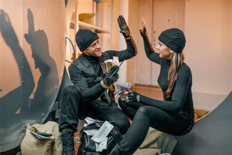 两个穿黑色制服的劫匪 库存图片 图片 包括有 芭蕾舞女演员 金子 现金 财务 抢劫 枪炮 晚上 159093523