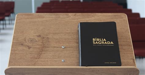 Bíblia Sagrada No Púlpito · Foto Profissional Gratuita